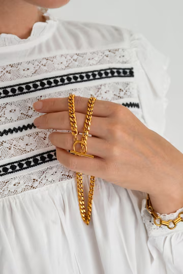 How to keep your gold jewellery safe while travelling?