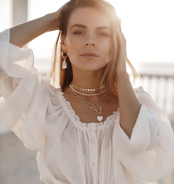 How to Effortlessly Match Gold Jewellery with Your Outfit