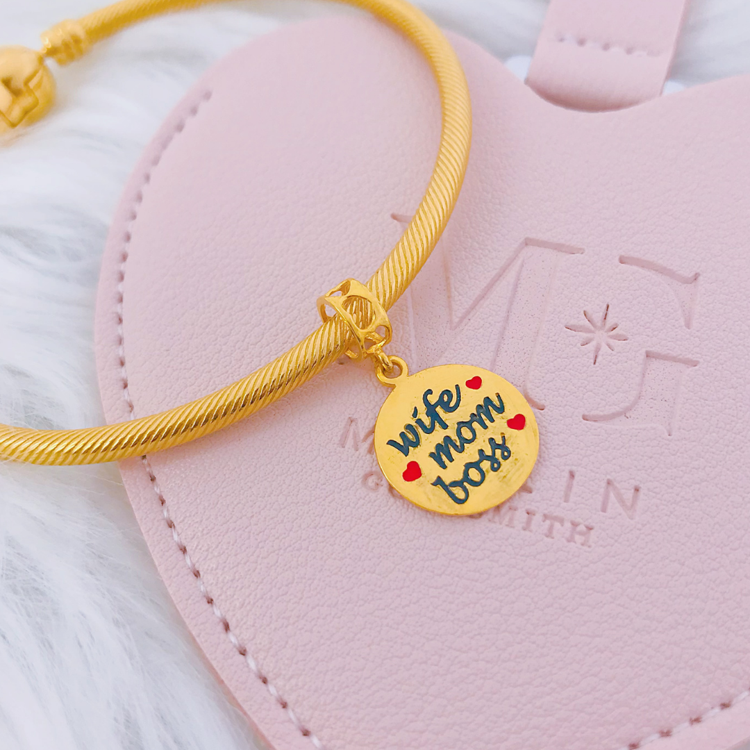 916 Gold Wife, Mom, Boss Charm / Pendant | Merlin Goldsmith